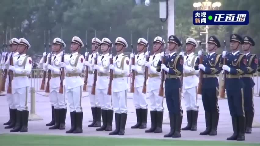 迎八一建军节,今晨天安门广场举行隆重升旗仪式,致敬人民子弟兵