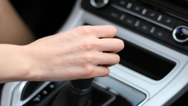 车子挂挡不走是什么原因造成的?