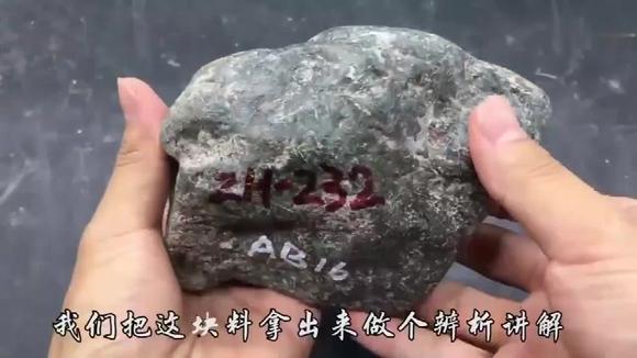 一万拿的会卡翡翠原石,切出两条带色手镯,既然不是大涨?