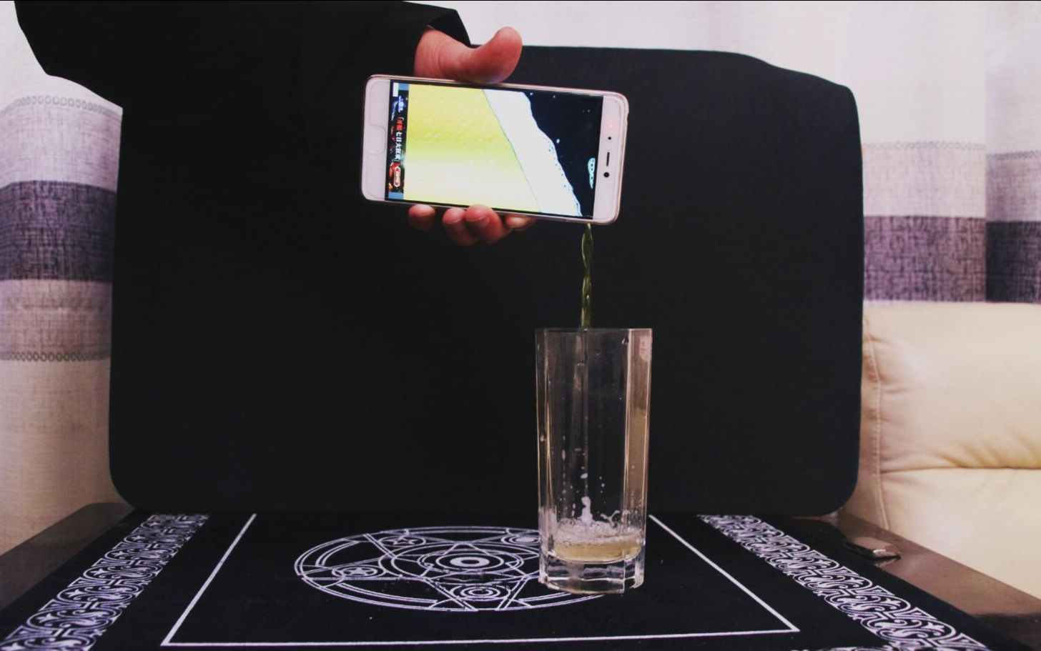 魔术揭秘:手机倒出啤酒?试了一下 原来这么简单