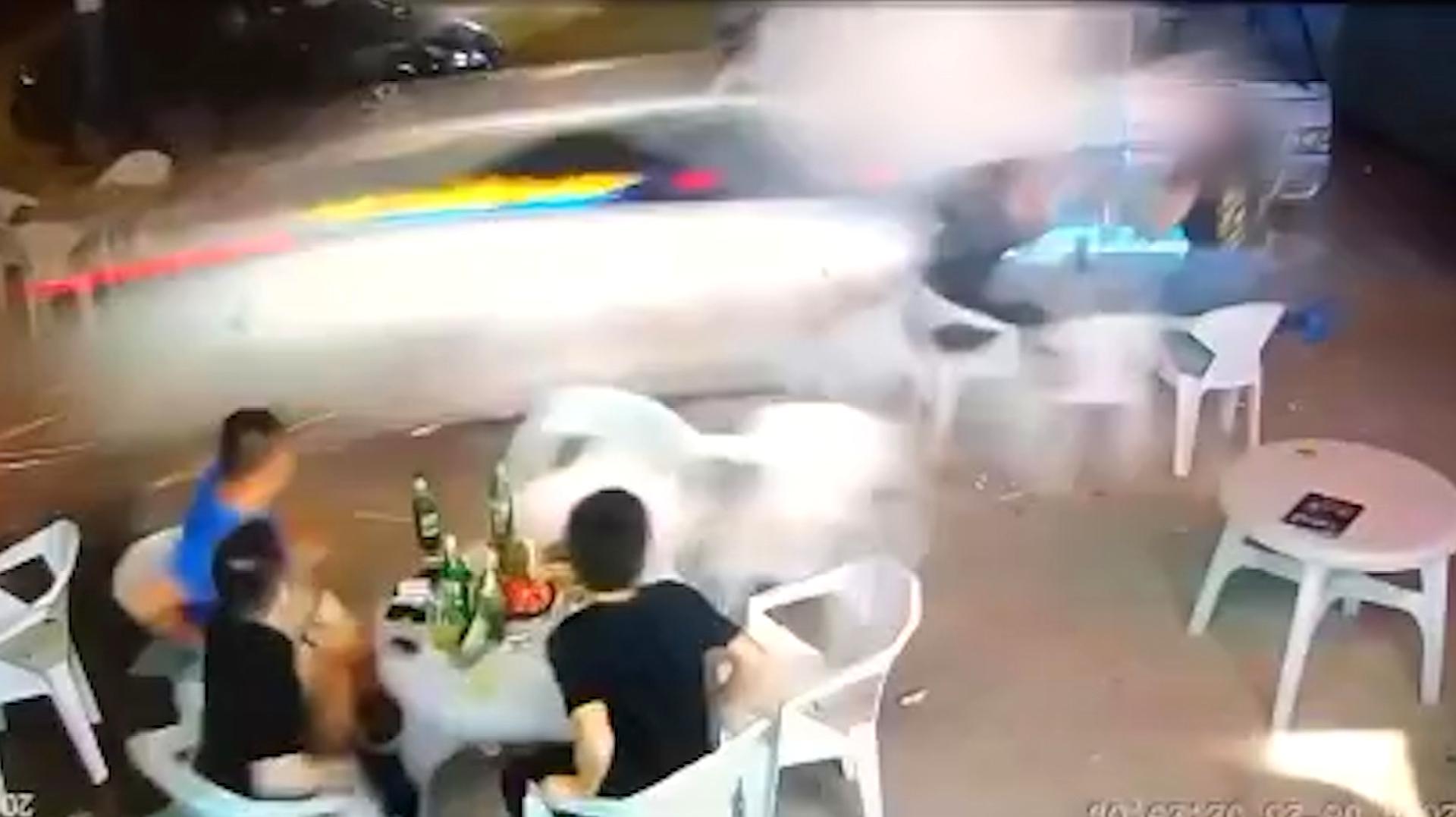 监控曝光:河北一小轿车飞速冲入夜市,一桌5人瞬间被撞飞3人