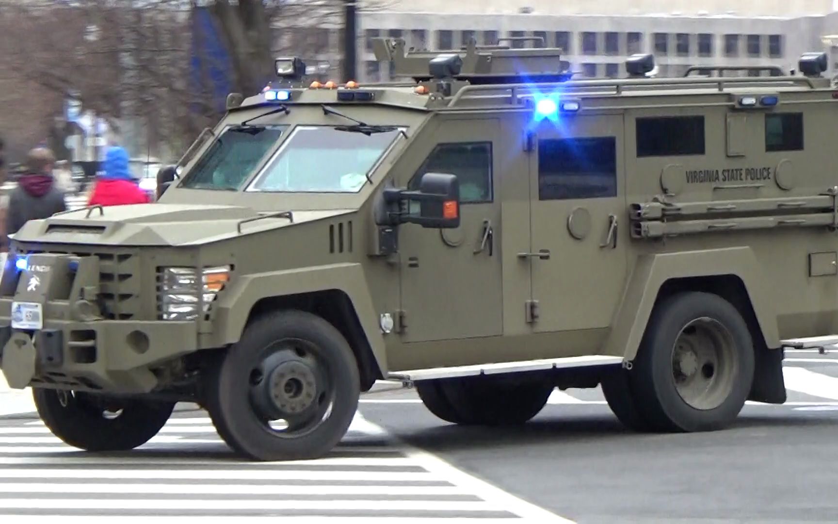 数十辆弗吉尼亚州警用车辆响应国会大厦