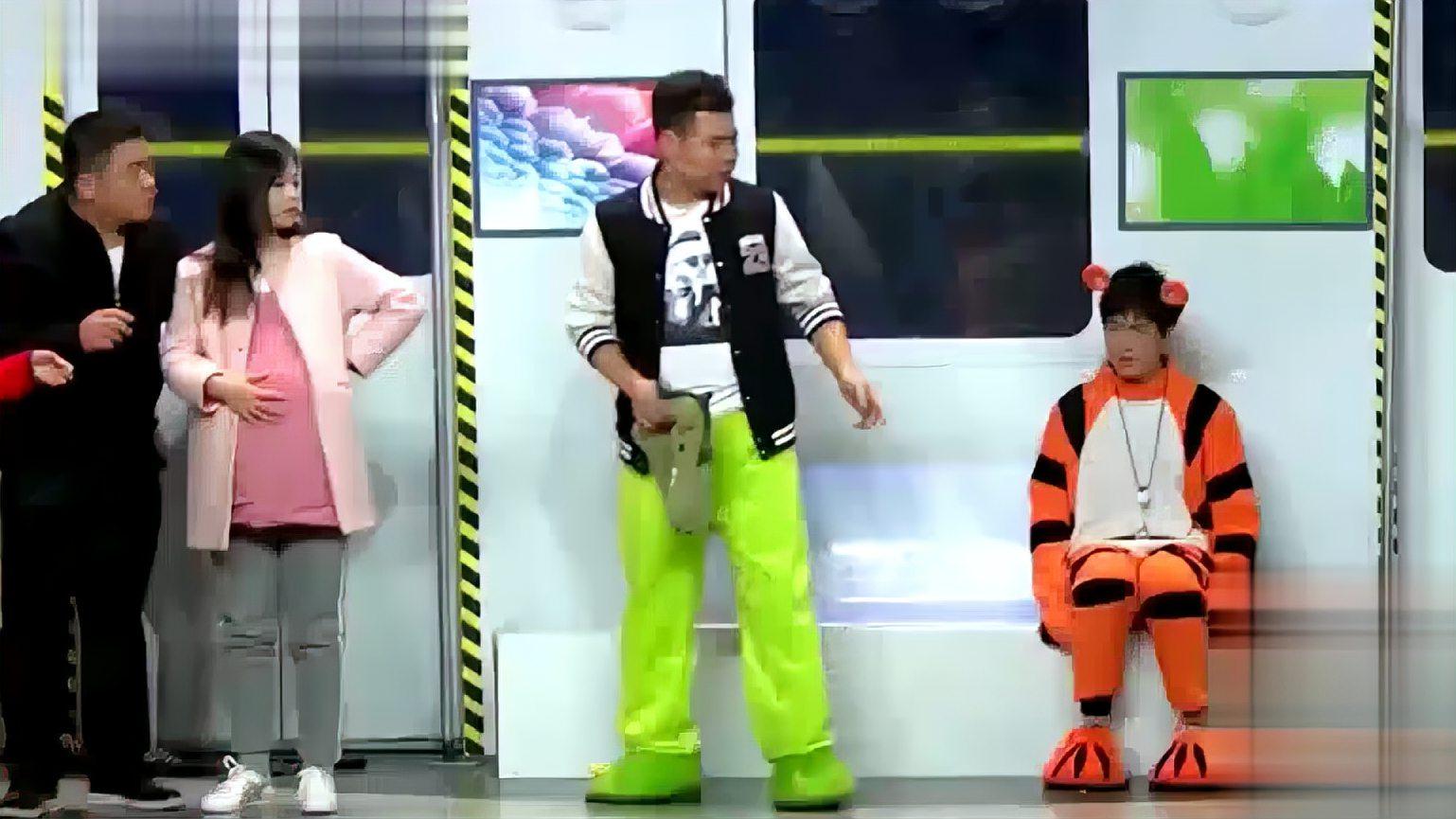 爆笑小品《地铁故事》片段:常远坐地铁捡红包,死活不肯让座