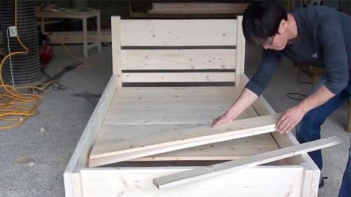看韩国大叔如何自制原木单人床,真的是太利害了!