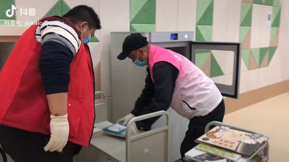 忙碌的图书管理员