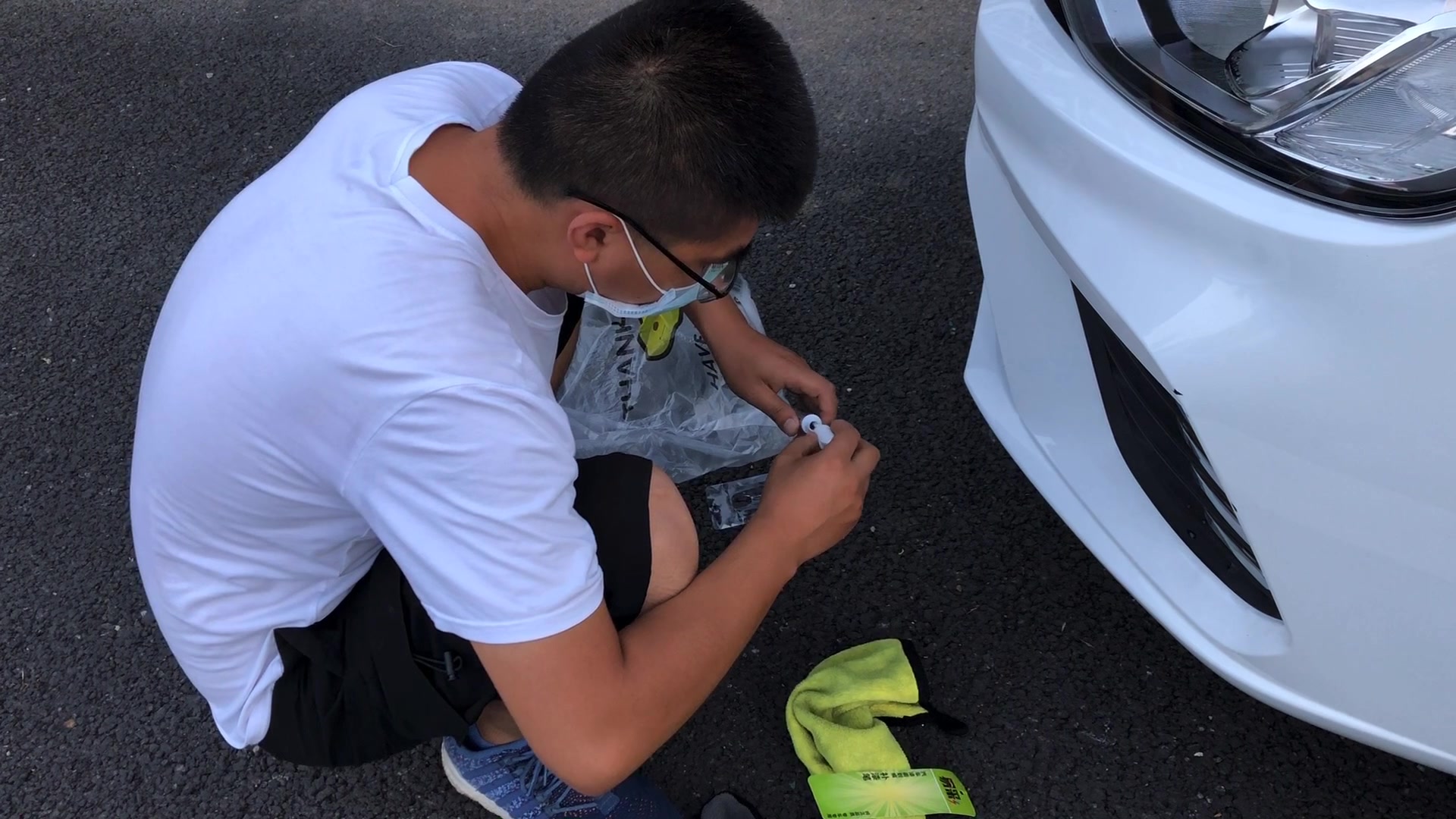 新车刚把前挡风玻璃修好,车漆又刮花了,人家开车费油,我们费车