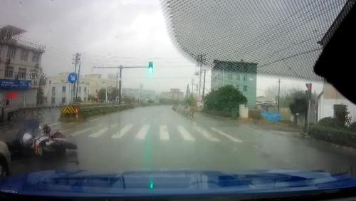 行车记录仪:好任性的摩托车,幸好我稳住了油门