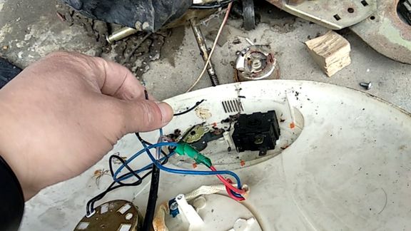 小太阳ߔ�电暖器通电不加热,打开下盖检修控制电路。