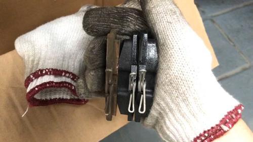 刹车系统对行车安全至关重要,驾驶员如何准确判断刹车片的厚度?