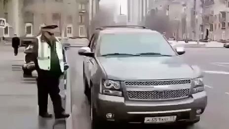 俄罗斯警察之柔性变通vs美国警察暴力执法,你更愿意遇到哪一个?