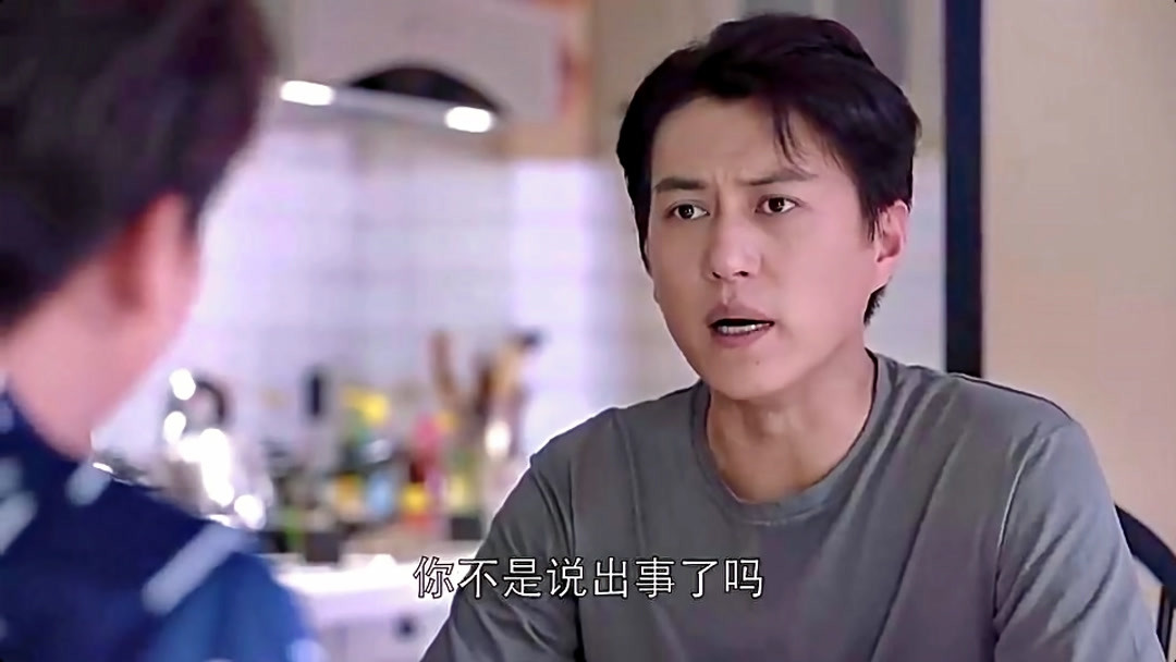 男人生病了,兄弟说他去看漂亮大夫,到了结果是个大叔就诊