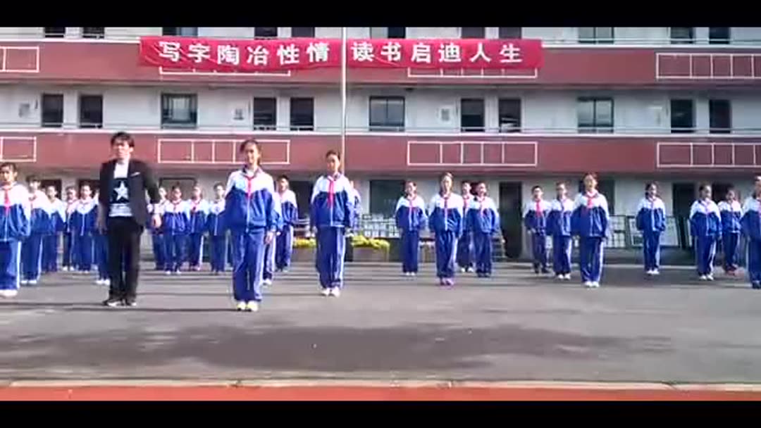 学生课间操大跳《我的未来不是梦》,领舞男生是亮点