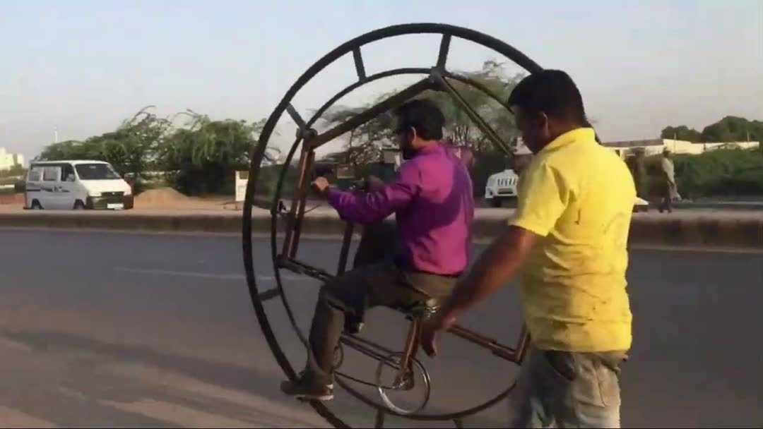 印度小伙发明单轮自行车,骑的时候我笑出声了