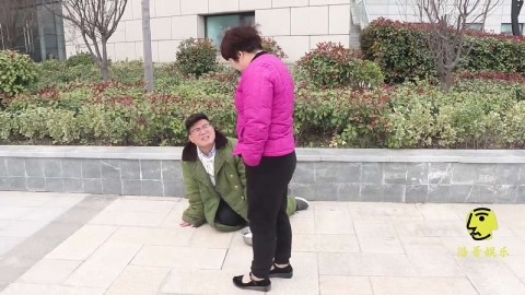 残疾小伙公园乞讨,大妈一个办法治好他的残疾