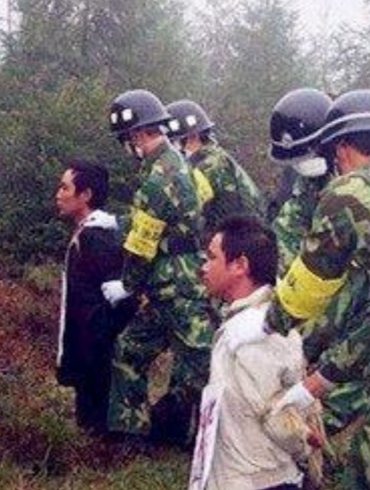 最嚣张死刑犯,法庭上怒怼法官,还用法术攻击警察!最后傻眼了2