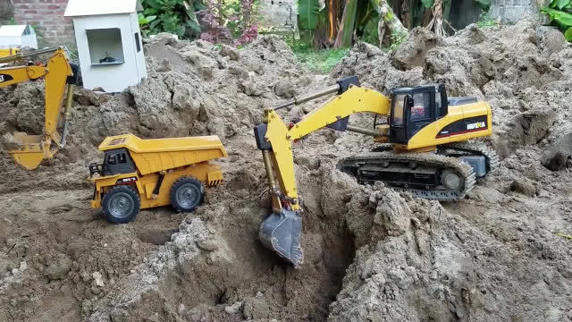 卡特挖掘机结伴翻斗车工作,儿童趣味玩具车