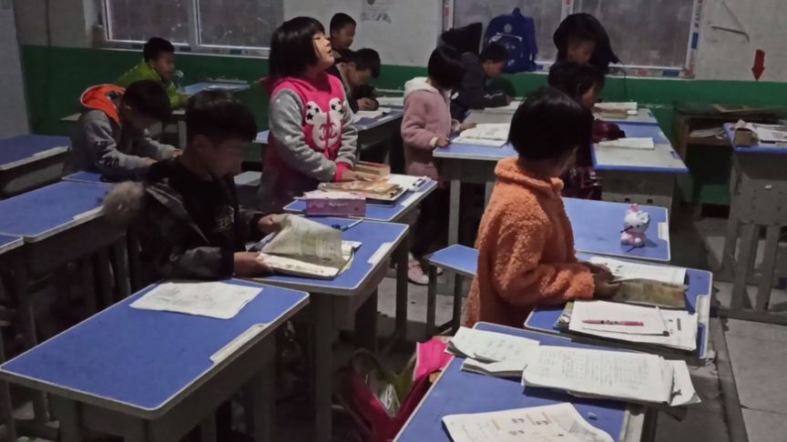 早晨7点外面下着下着小雨, 乡村的小学生都起来晨读了。