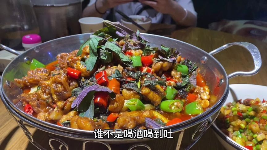 你已经一个月了.已经长大了.要学会自己玩.小姨要吃饭没空搭理你.