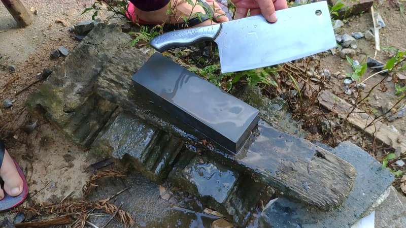 农村生活:我爷爷教我的磨刀方法。听说很多人不会磨,看完就会!