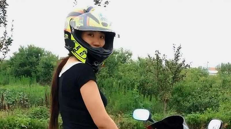 当听到有人想与自己飙车时,女骑手马上进入了状态