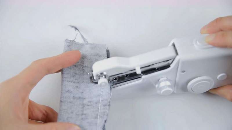 迷你缝纫机,外形像订书机,再也不用担心不会缝袜子了