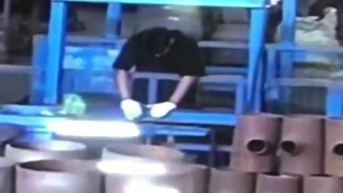 安全事故:小伙被升降压住头部,监控拍下悲剧全过程
