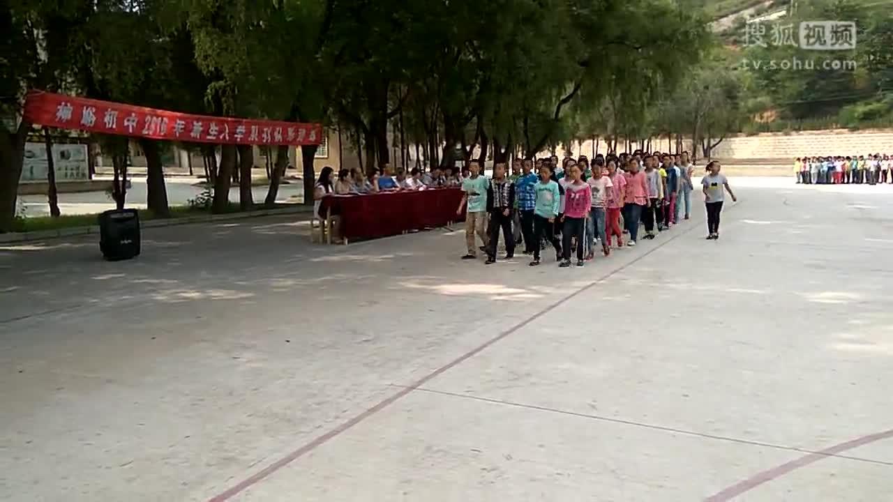 2016届六(2)班学生队列队形表演-入场