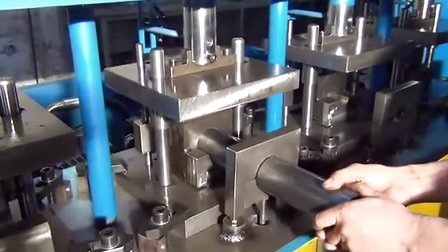 方管冲孔机现场操作-最先进的铁圆管一次出弧形