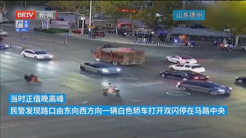 [都市晚高峰]交警徒手推车避险情