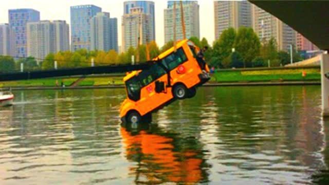 国产校车真的安全吗?对撞、落水、撞墙,还有什么是校车