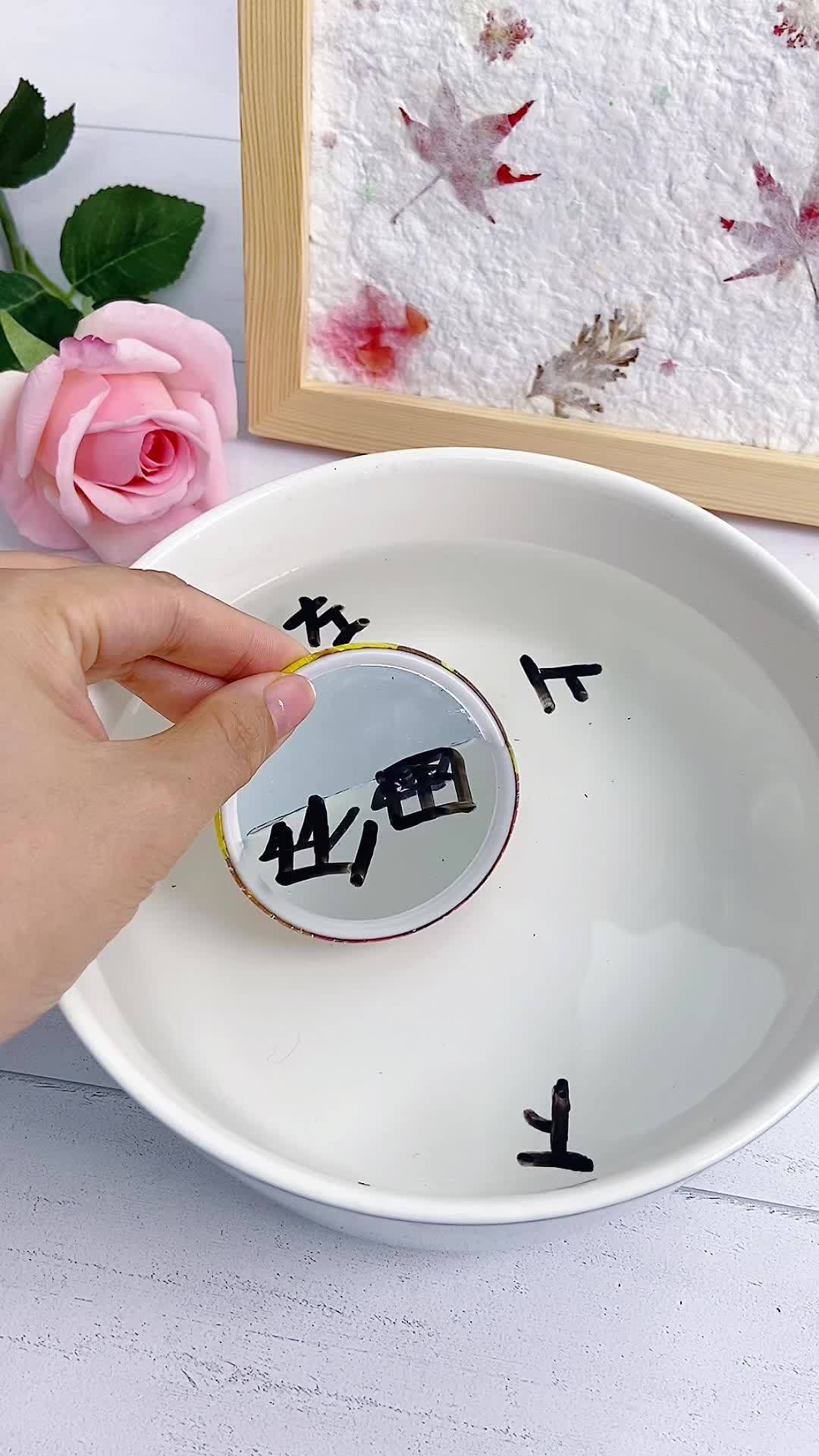 上次在水里写数字,小朋友学得很起劲,这次来练练写汉字吧!用勺子和...