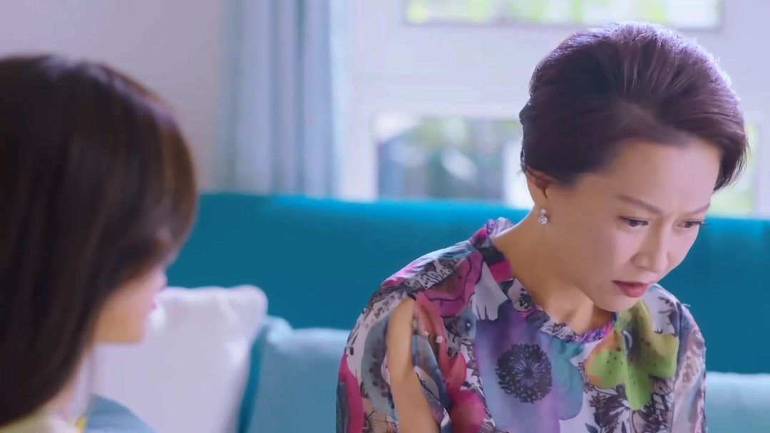 暖爱:两个女孩长得一模一样,竟不是姐妹,太震惊