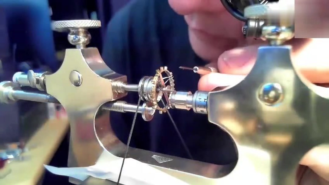 钟表匠修磨钟表零件的,真是精雕细琢.