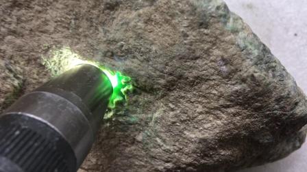 赌石视频,极品木那阳绿色带翡翠原石,可赌满绿手镯