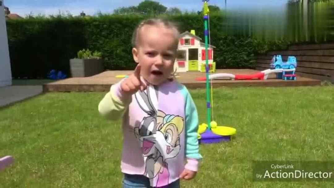 亲子游戏:外国小朋友找齐26个字母,把字母积木板拼完整!一起来