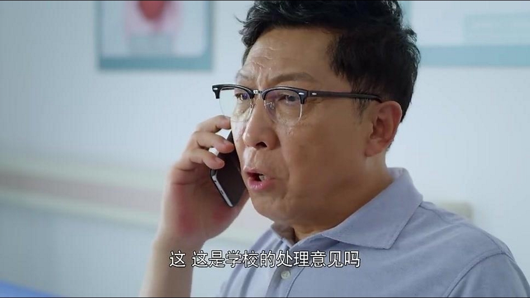 爱岗敬业好老师,生着病打完吊针就跑回学校,这才是好老师