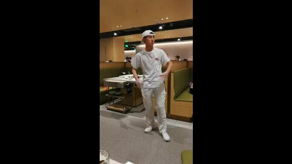 海底捞帅哥甩面