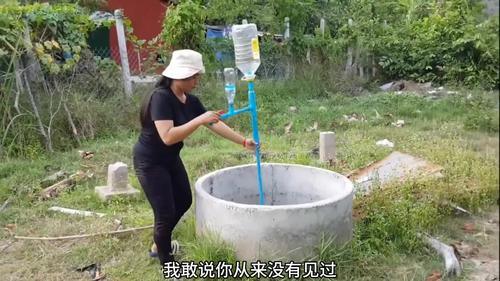 农村大姐真是脑洞大开,居然用pvc管和塑料瓶制作出抽水神器