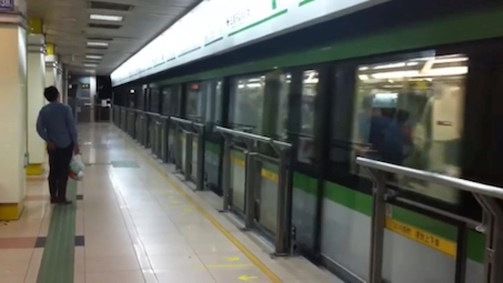 上海地铁2号线安全门未开启时期青鱼出站