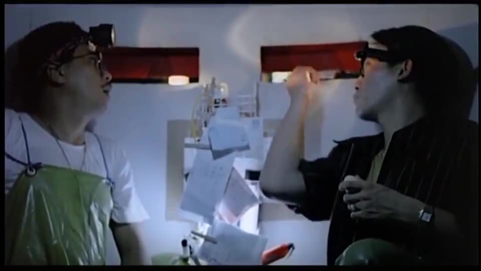 这绝对是继父,姑娘就往邮筒里寄封信,都要被老爸拳打脚踢