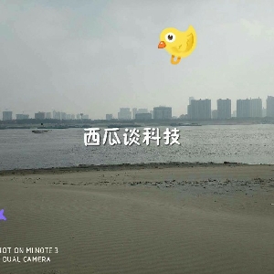 涌流不息的溪流 