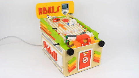 用乐高积木制作的弹球游戏机,自动记下分数,你能玩到多少分?