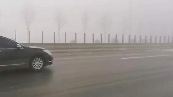 亲眼目睹连环撞车,大家出行开车一定要慢行!