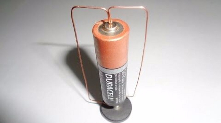 初中课本上的一个小实验,用电池和铜线就能做,很神奇