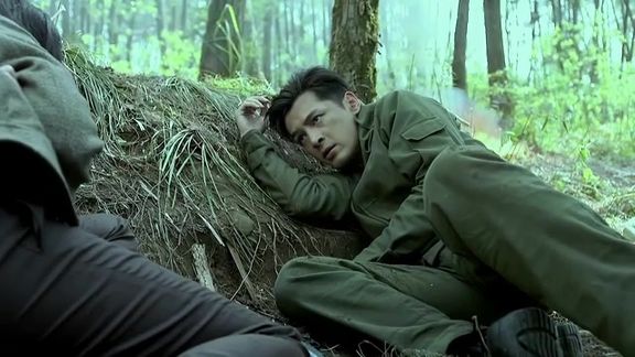 两人前去营救小孩,不慎中了鬼子埋伏,危机一刻男子及时赶到营救