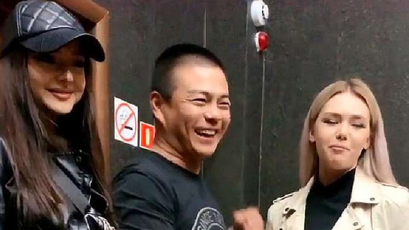 中国小伙在俄罗斯艳福不浅,左右两个美女,网友:单身汉赶紧去