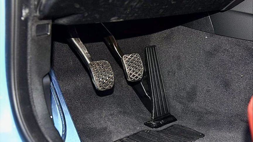 手动挡长期半离合器起步伤车吗?