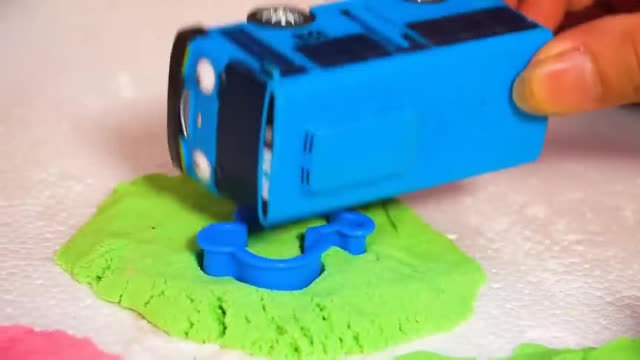 假装在玩,小车们在用各种方式将橡皮泥放进模具,很有趣哦!
