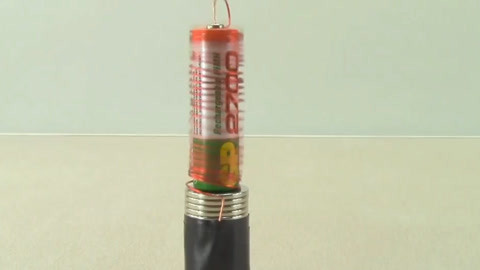 电线、磁铁、电池放一起后,不可思议的一幕出现了,确定不是特效