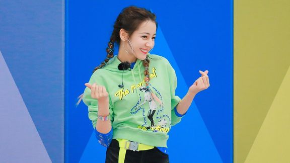 女明星撒娇卖萌合集:热巴百变奶音酥化众人,霍思燕嘟嘴抖肩撒娇